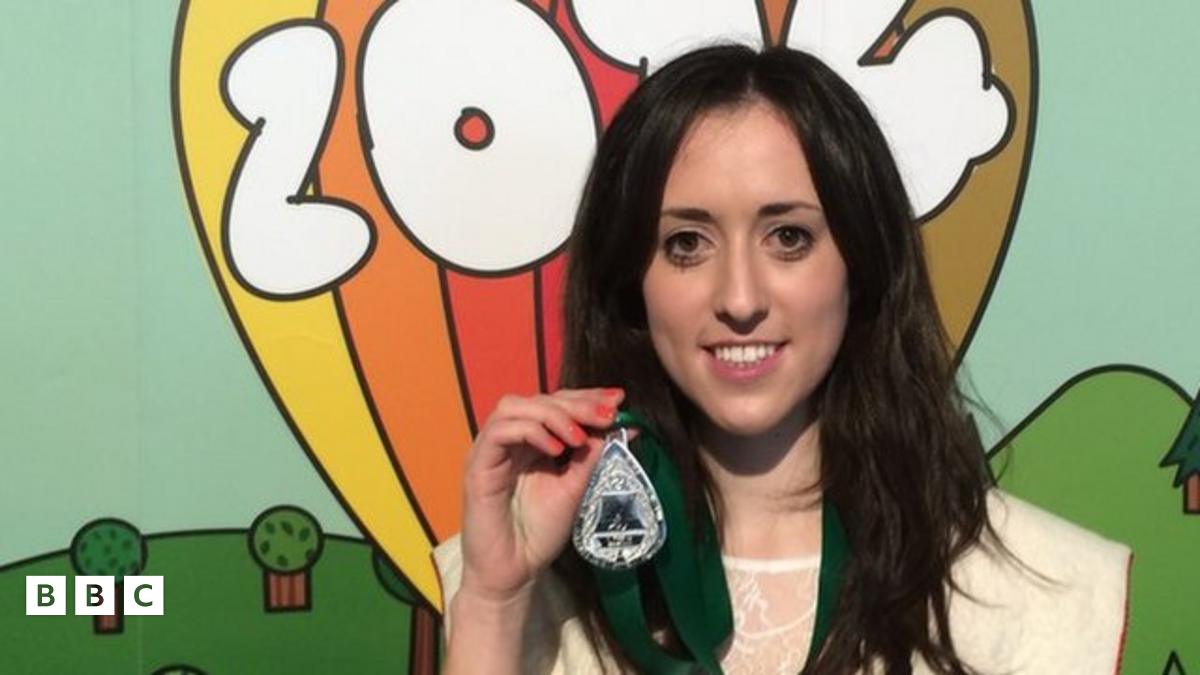 Medal Ddrama i Heledd Gwyn Lewis yn Eisteddfod y Bala - BBC Cymru Fyw