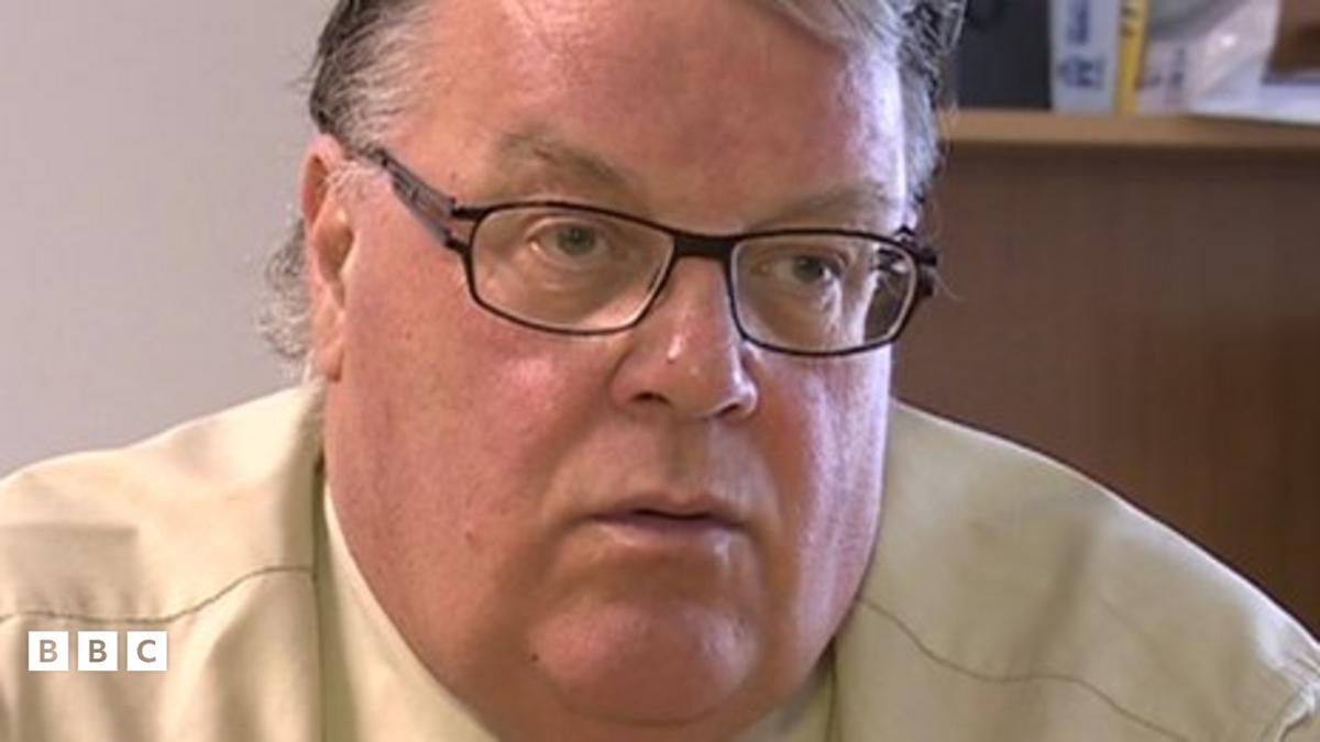 Dim ymchwiliad troseddol: 'Rhyddhad' Chris Holley - BBC Cymru Fyw