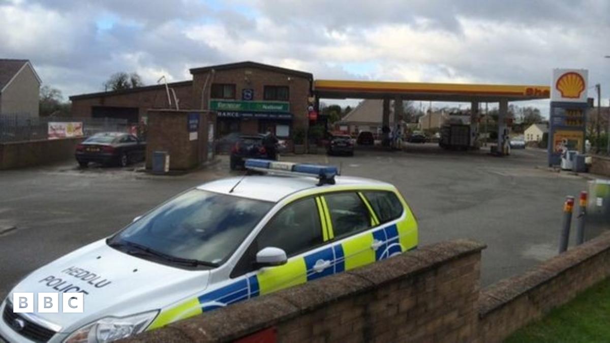 Tân ceir Caeathro yn fwriadol - BBC Cymru Fyw