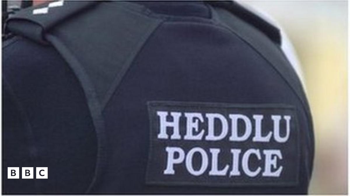 Heddlu Gogledd Cymru i wisgo camerâu corff - BBC Cymru Fyw