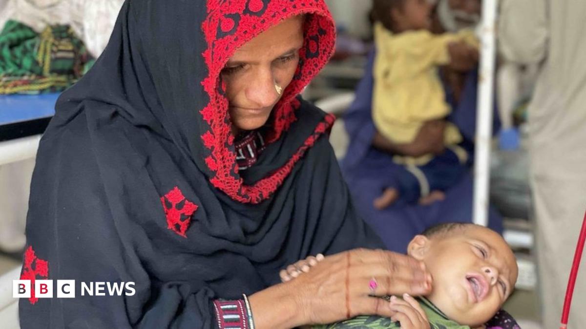 Pakistan flood survivors battle rising tide of disease - BBC News