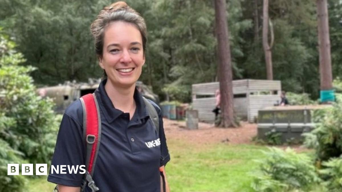 The NHS staff training to save lives in war zones - BBC News