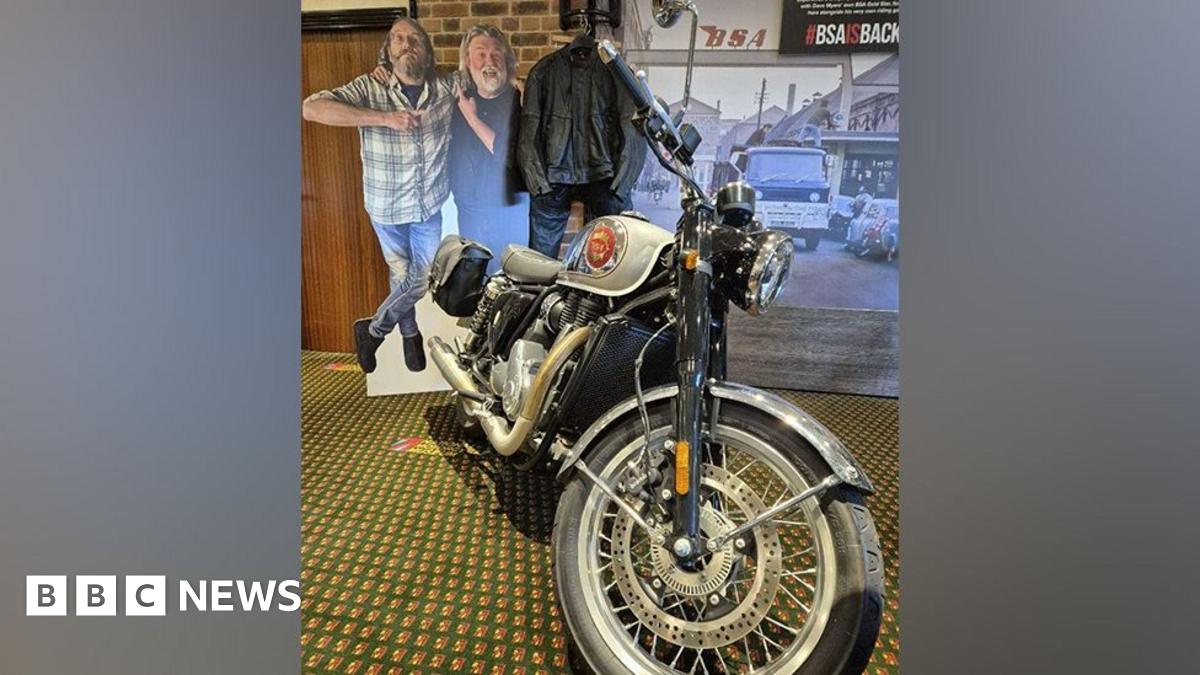 Hairy Bikers Dave Myers' last TV motorbike to be sold at auction - BBC News