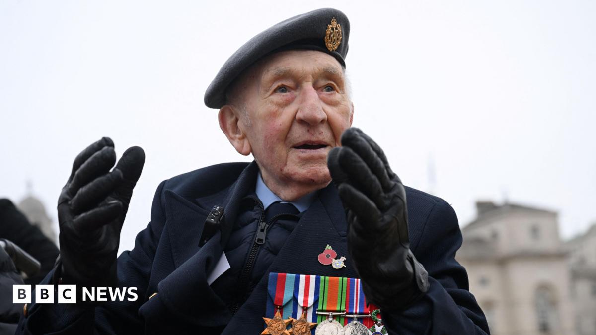 Last six D-Day veterans pay tribute on poignant Remembrance Day - BBC News