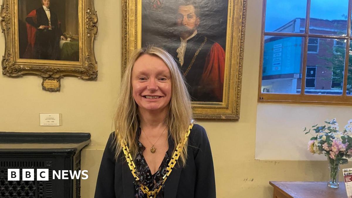 Worcester's new mayor puts meat back on the menu - BBC News