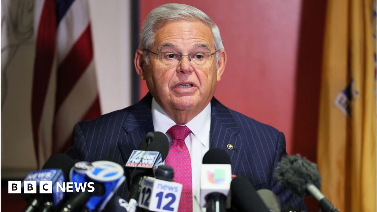 Senator Robert Menendez faces pressure from fellow Democrats to resign - BBC News