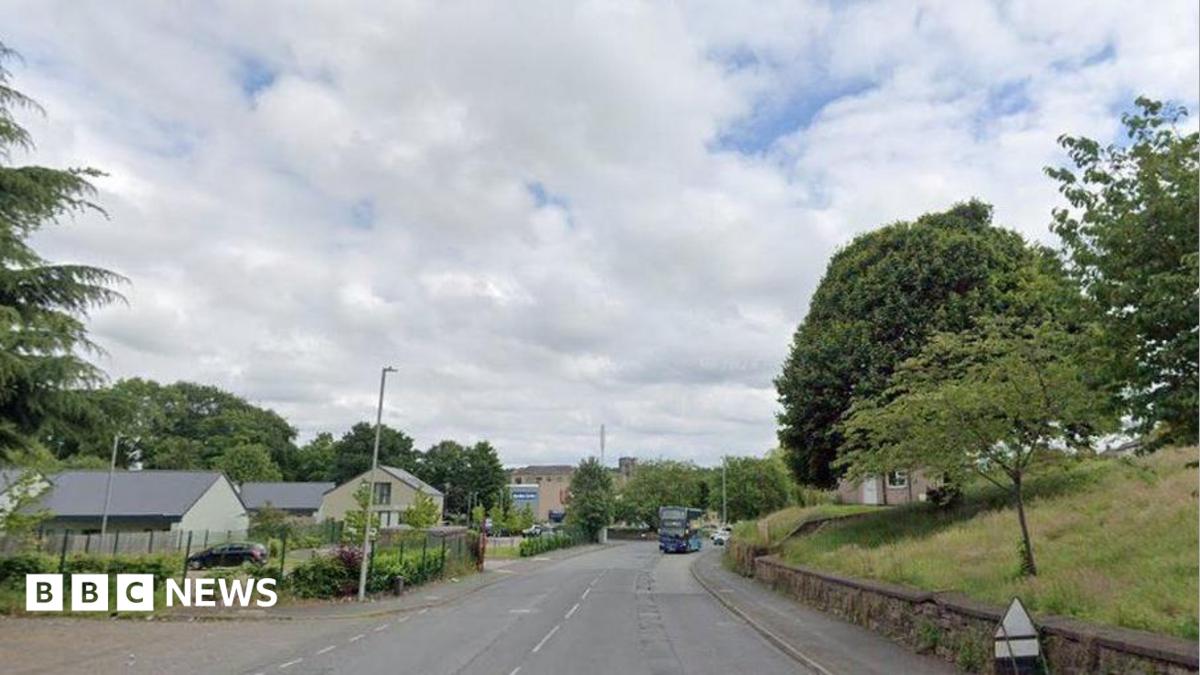 Teenagers charged after boy, 17, stabbed in Batley - BBC News