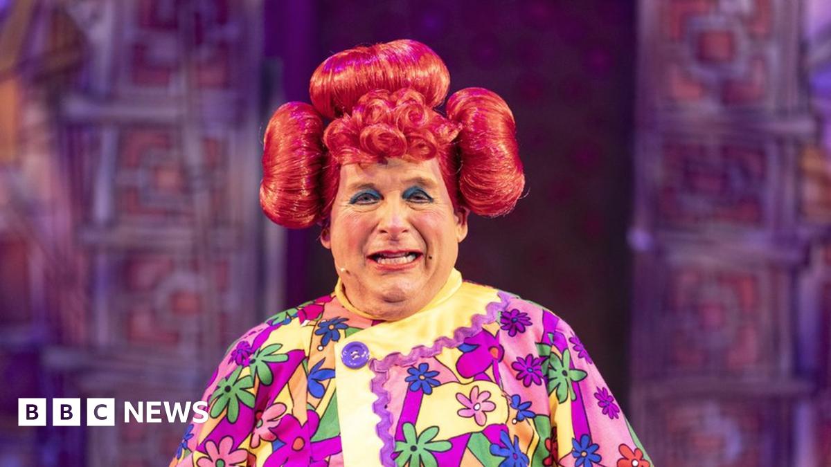 Will Gompertz reviews Aladdin starring Christopher Biggins at Churchill ...