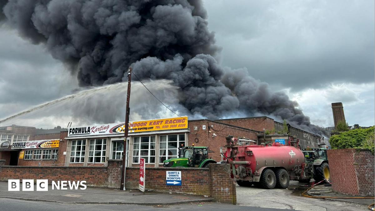 Newry: Firefighters tackle large fire at industrial estate - BBC News
