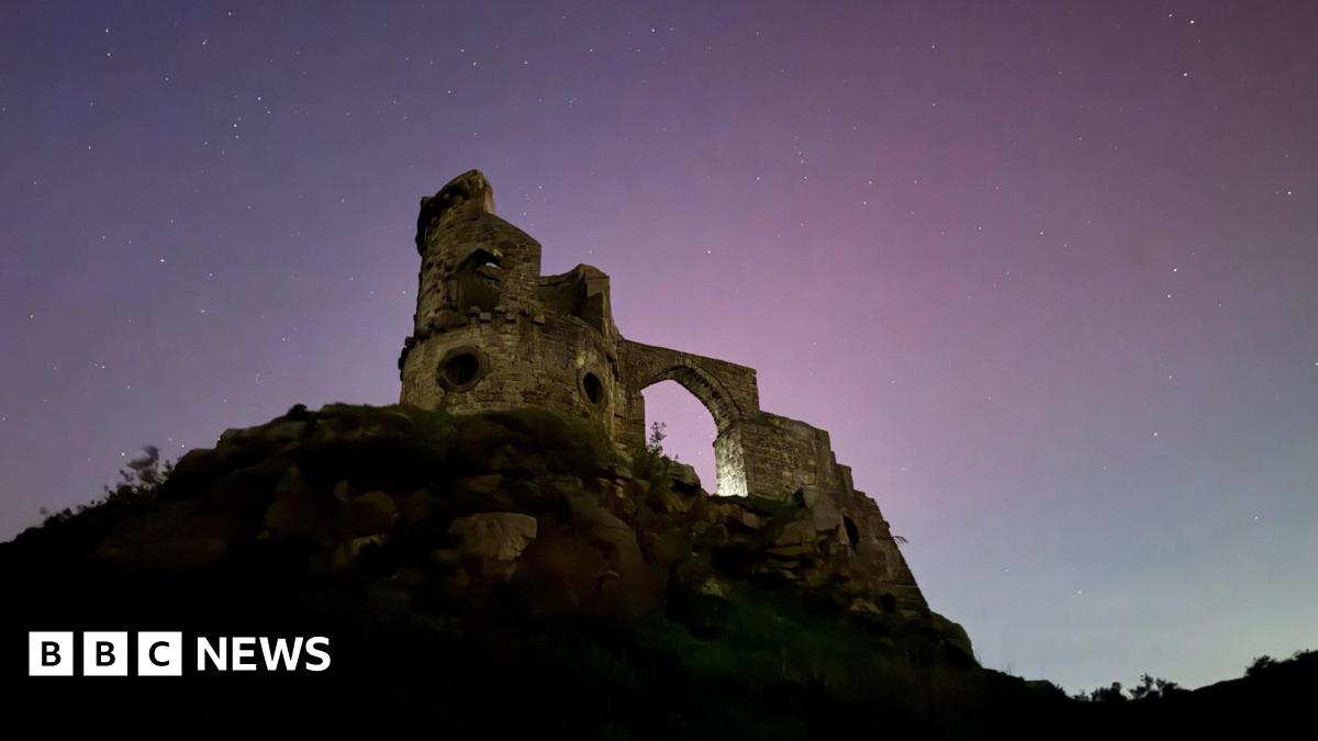 Rare appearance for Northern Lights in West Midlands - BBC News