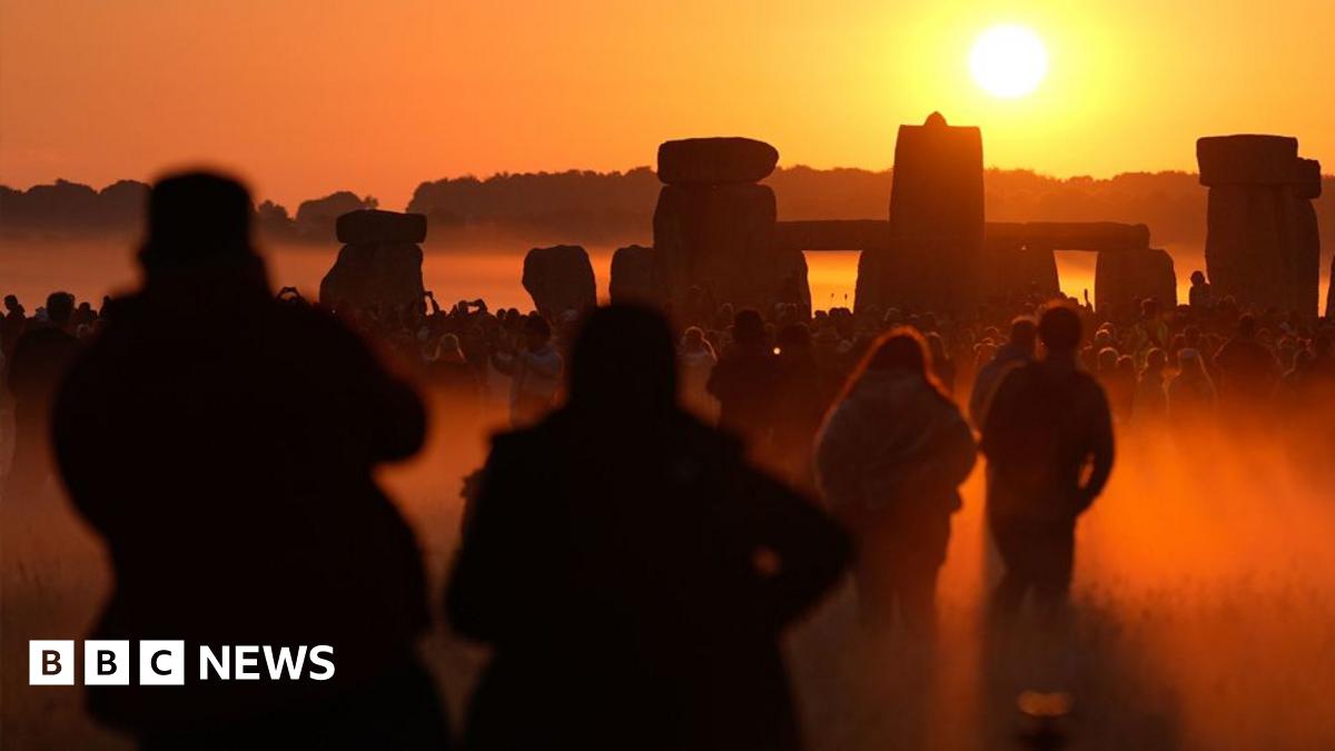 Stonehenge summer solstice sunrise attracts about 15,000 visitors - BBC ...