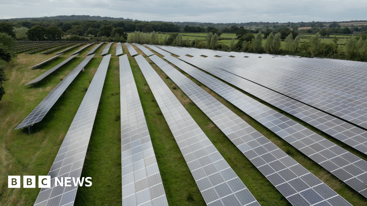 Wissett solar farm set to power 10,500 homes gets go-ahead - BBC News