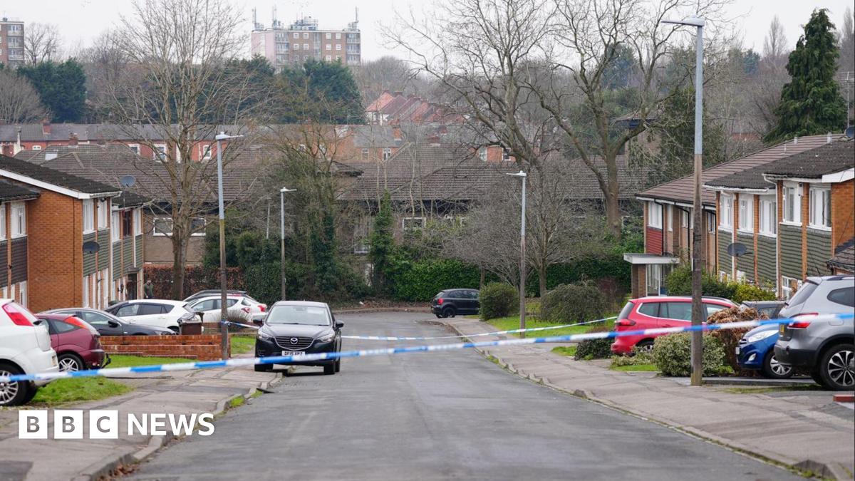 Solihull: Man suffers life-threatening injuries in stabbing - BBC News