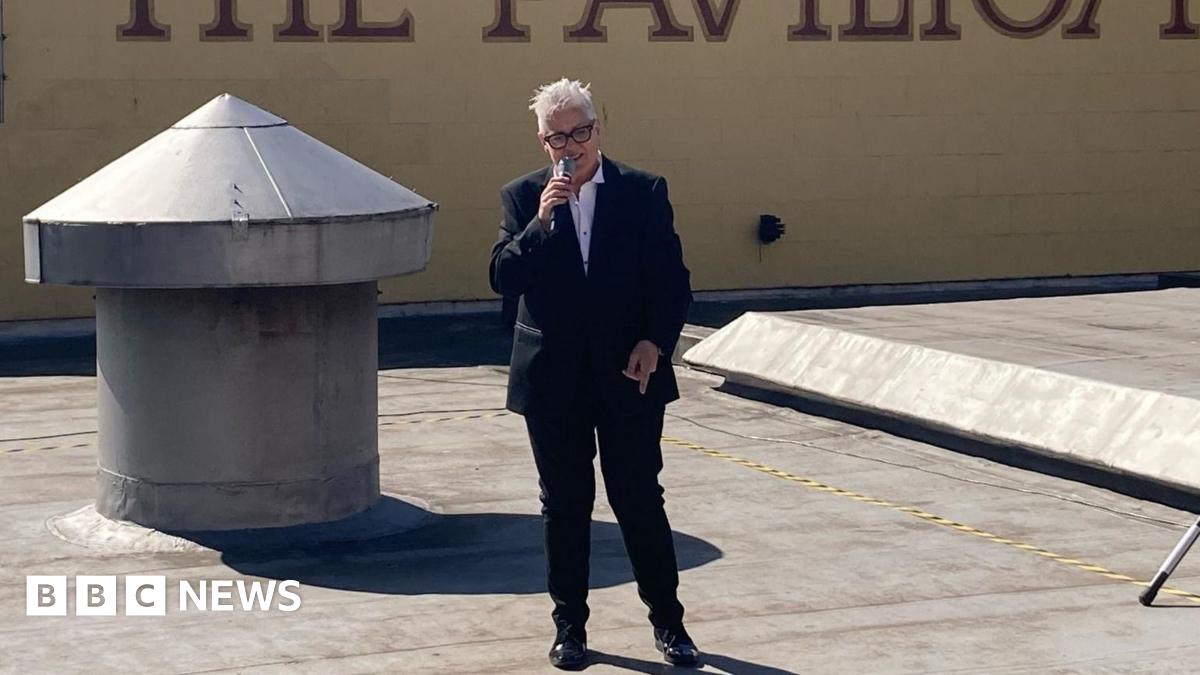 Singer Horse McDonald performs on theatre rooftop - BBC News