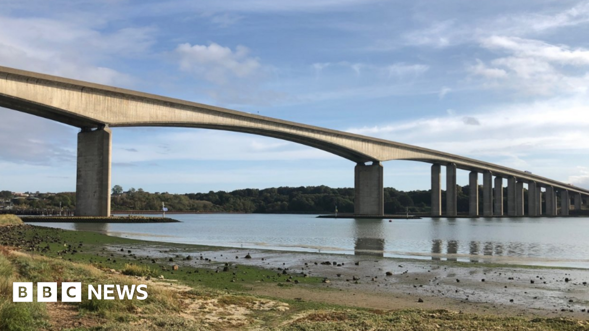Ipswich's Orwell Bridge to close due to high winds forecast - BBC News