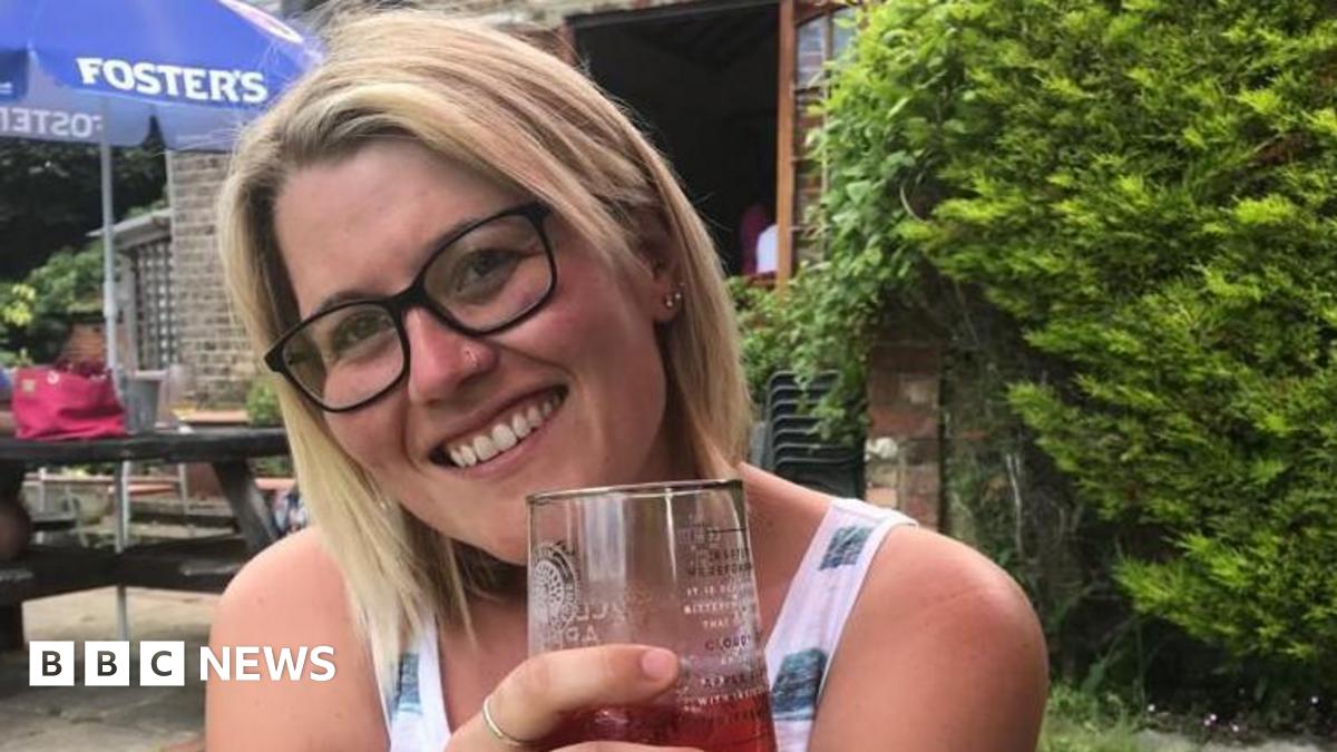 Dartford: Kent cricketers turn out for mum who died of cancer - BBC News