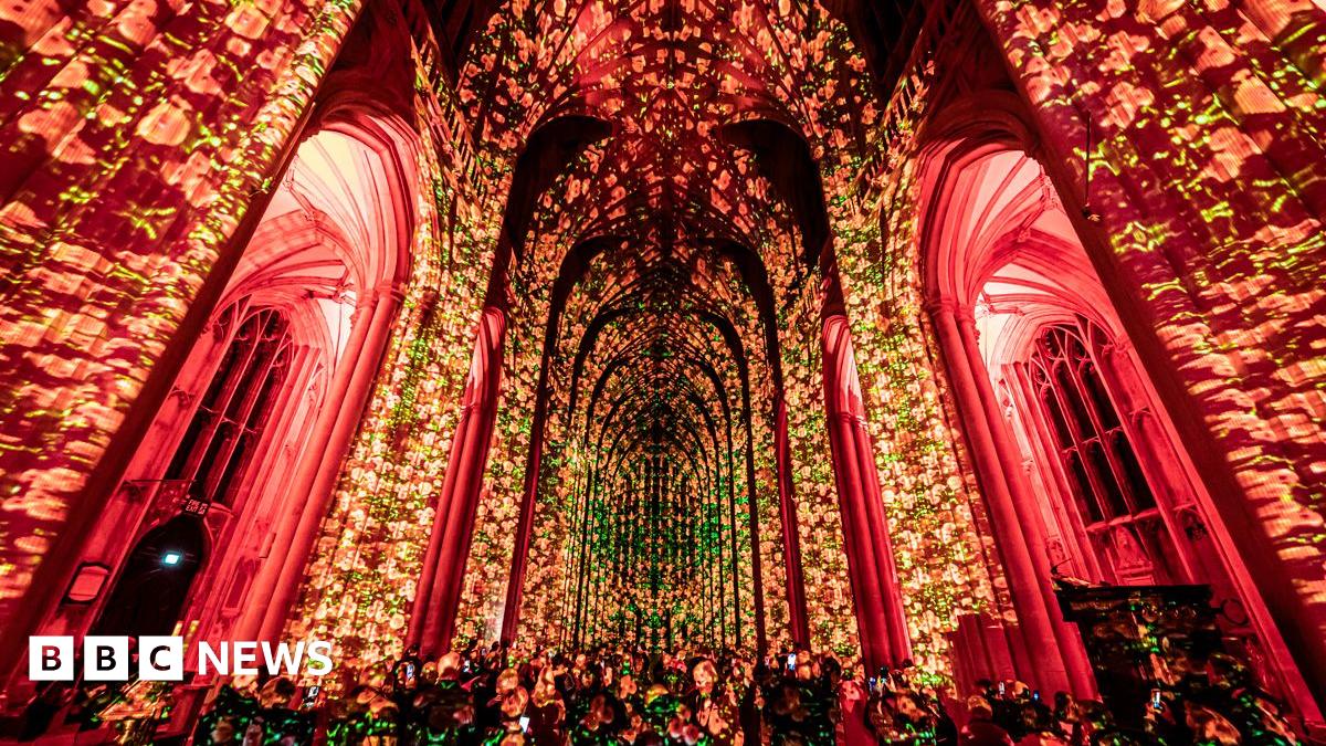 Gloucester Cathedral to present war tribute light show - BBC News