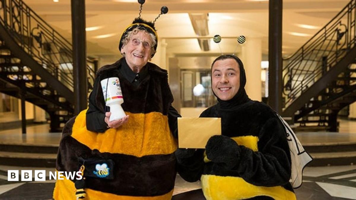 Funeral held for Hull Bee Lady fundraiser Jean Bishop - BBC News