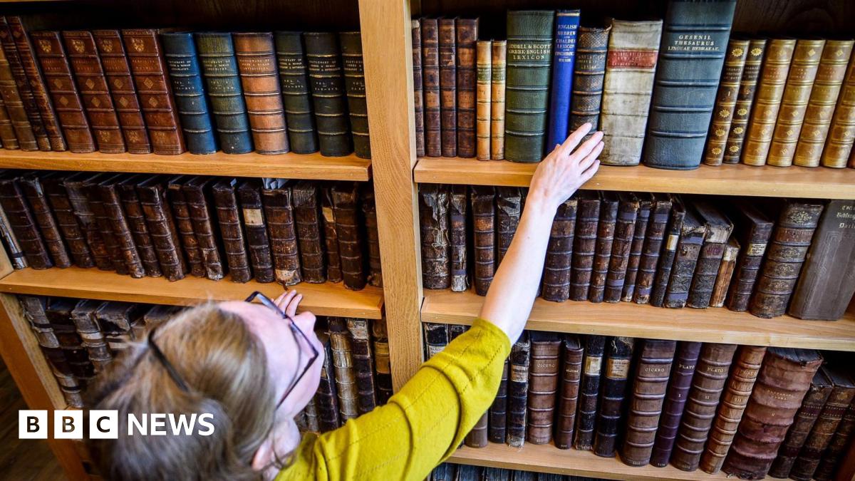 Essex libraries have 105,000 books presumed to be lost - BBC News