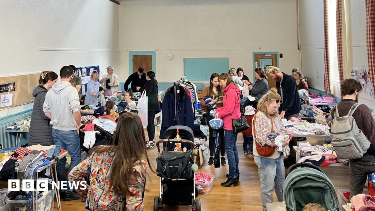 'Incredible' response for Eynsham kids clothes swap shop - BBC News