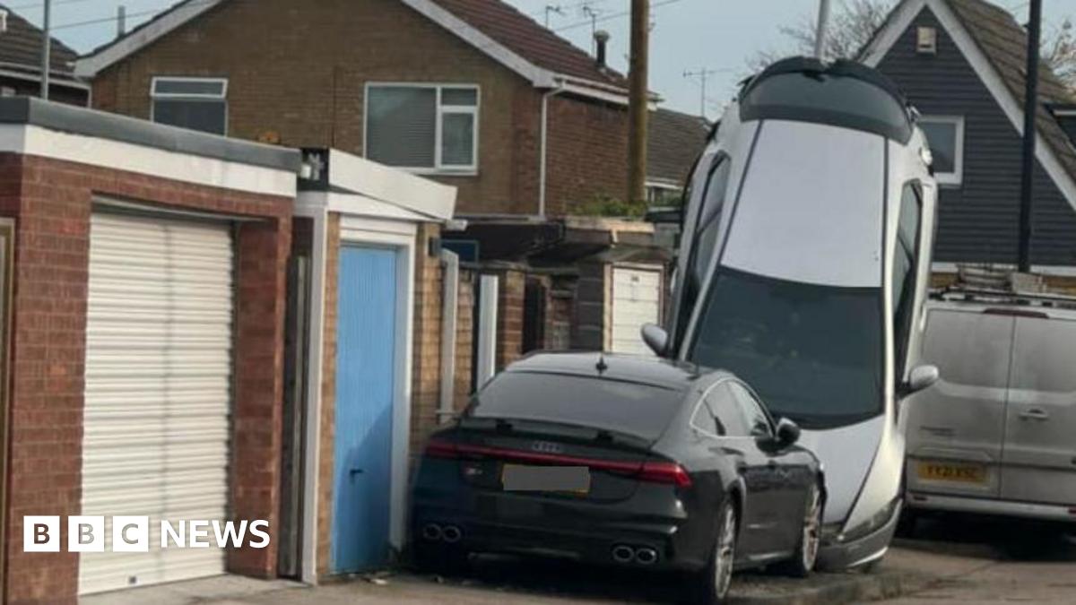 Car mounts lamp-post after Hull crash - BBC News
