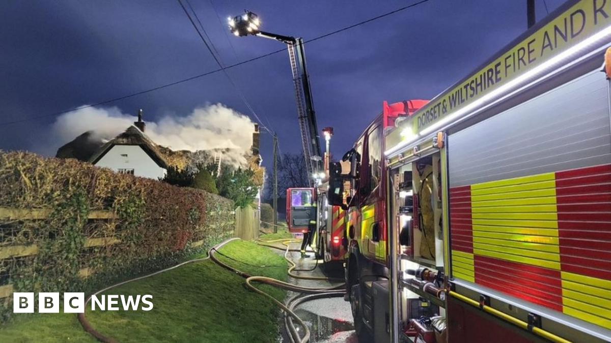 Gillingham: Fire rips through roof of thatched home - BBC News