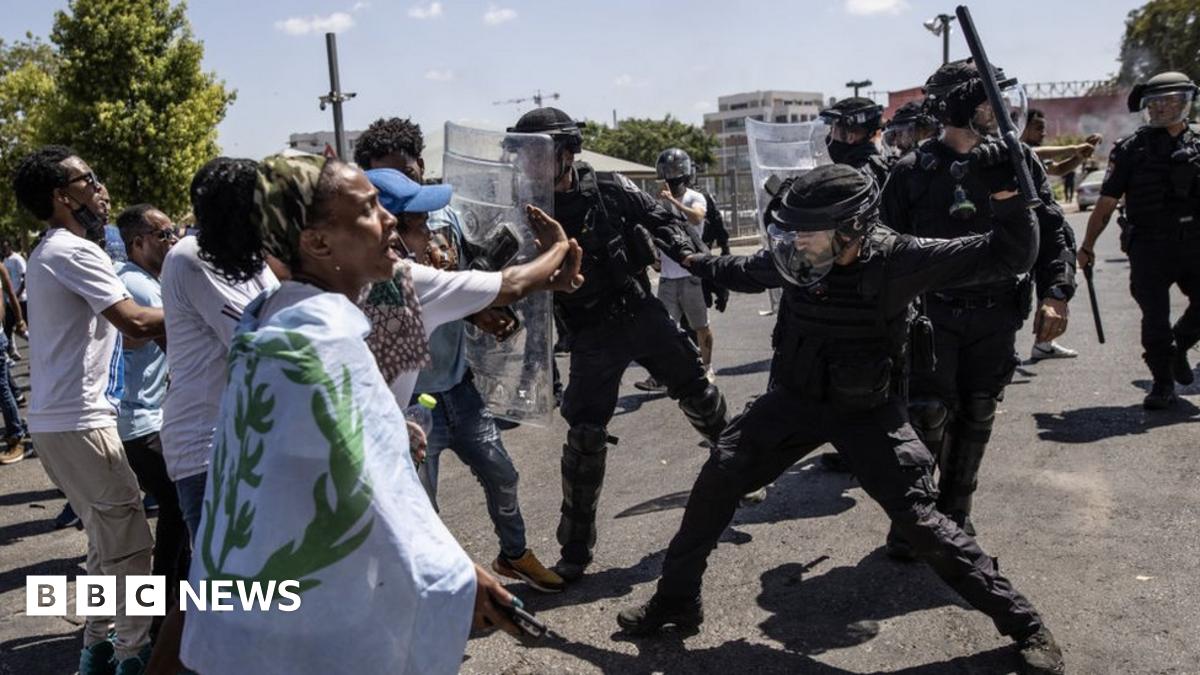 Israel: Police clash with rioting Eritrean rivals - BBC News