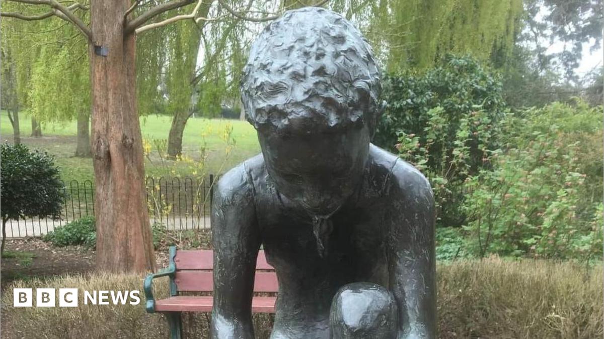 Billericay: Town's 'beloved' statue disappears from plinth - BBC News