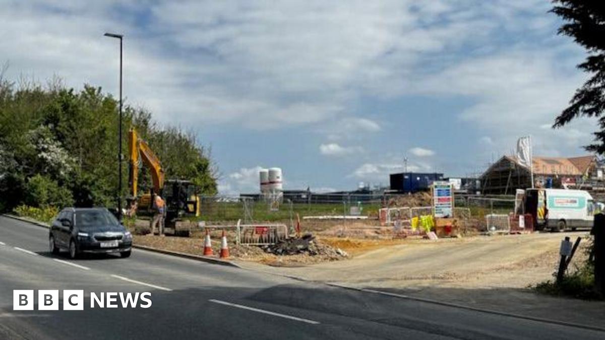 Horsebridge Hill reopens temporarily for Isle of Wight Festival - BBC News