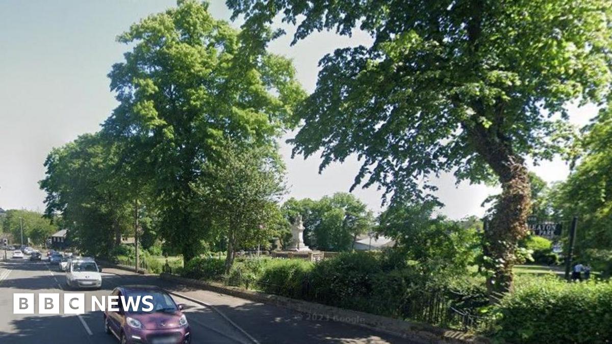 Four arrested after police chase ends in Cleckheaton bus crash - BBC News