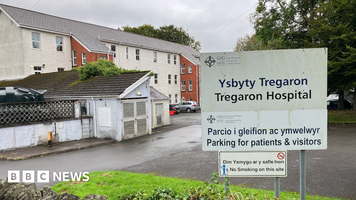 Tregaron Hospital bed axe proposals prompt concern - BBC News