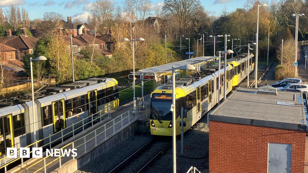 Stockport Council says no more bus cash until it has tram link - BBC News