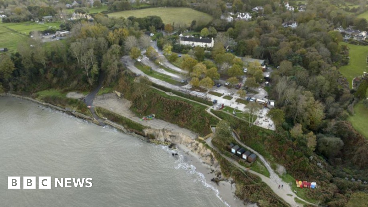 Removal of Middle Beach sea defences given go-ahead - BBC News