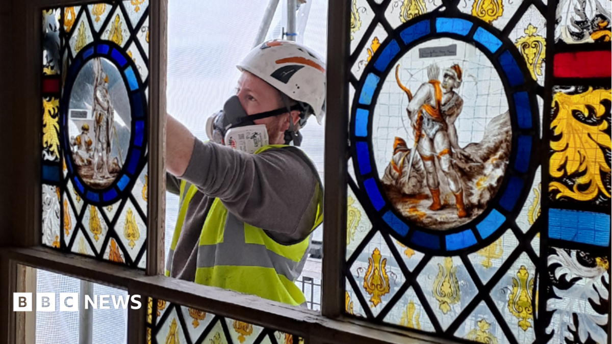 Great Yarmouth museum stained glass window is restored - BBC News