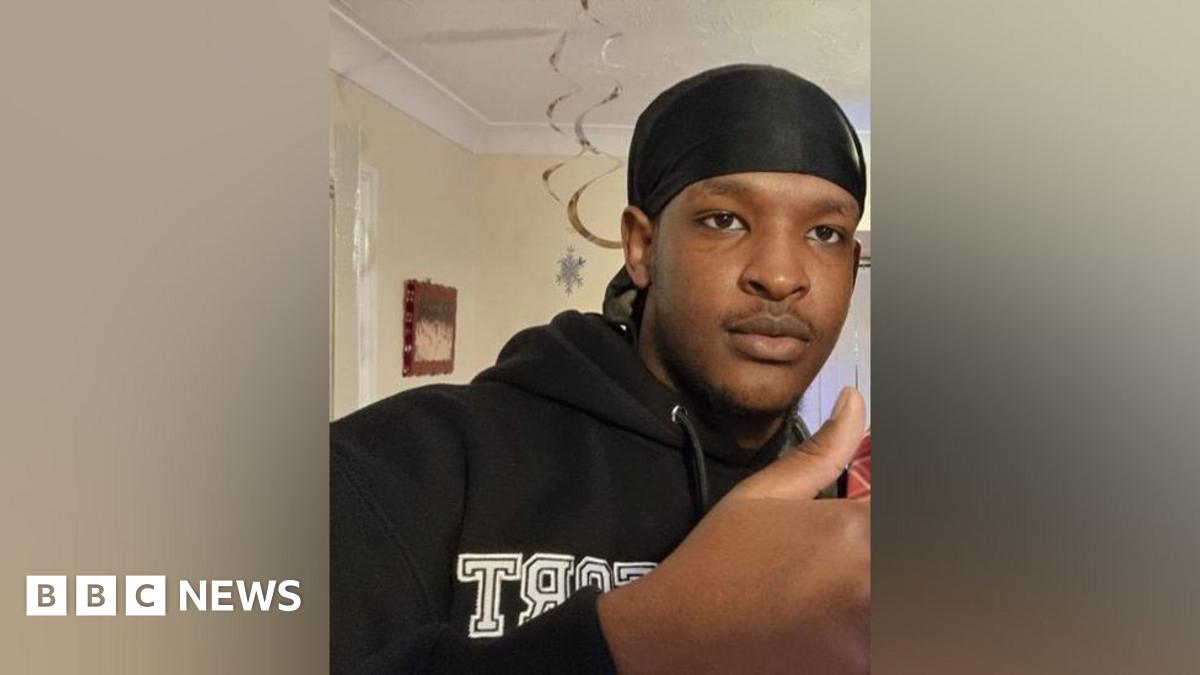 Luton stabbing: Murder detectives name victim as Derrick Kinyua - BBC News