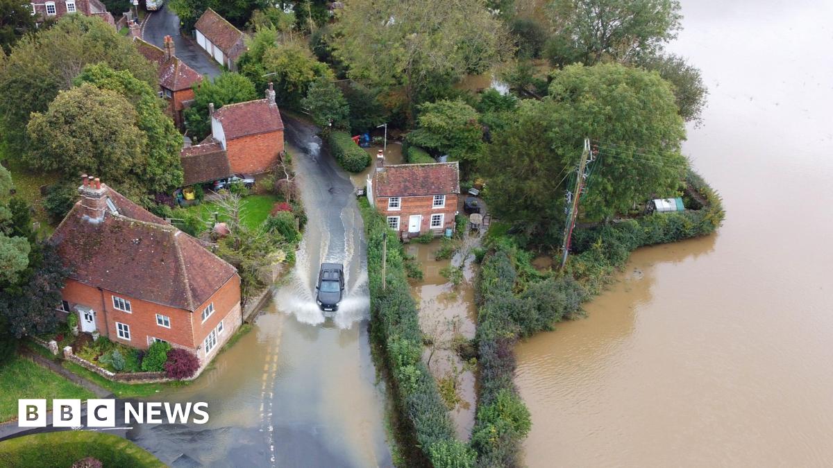 Sussex: Flood warnings in place after heavy rainfall - BBC News