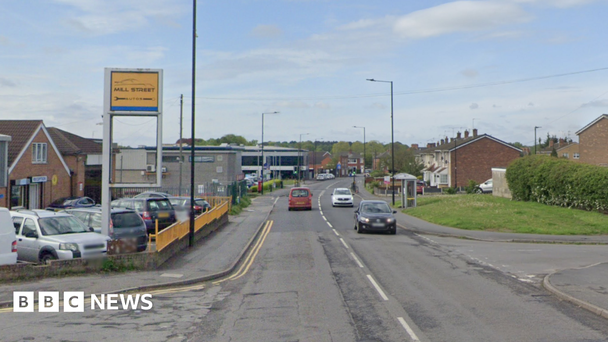 Man dies and woman seriously injured in Armthorpe crash - BBC News