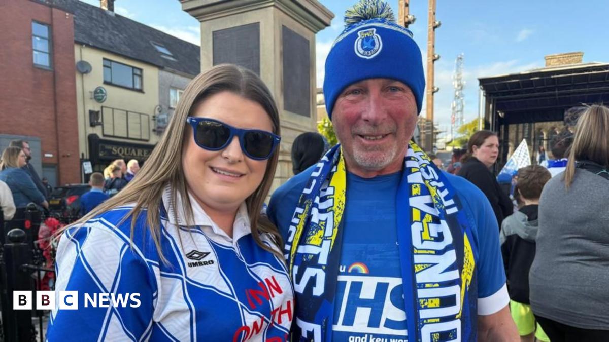 Irish Cup: Dungannon welcomes home Swifts heroes - BBC News