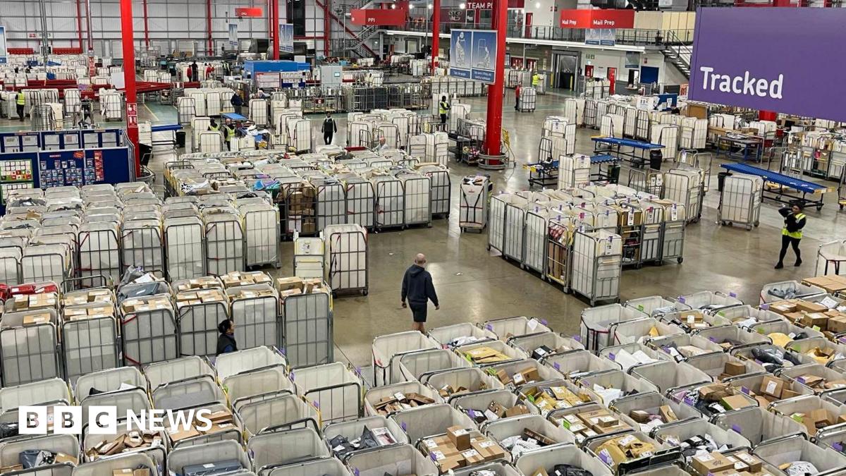 Medway Royal Mail centre in Kent prepares for Christmas period - BBC News