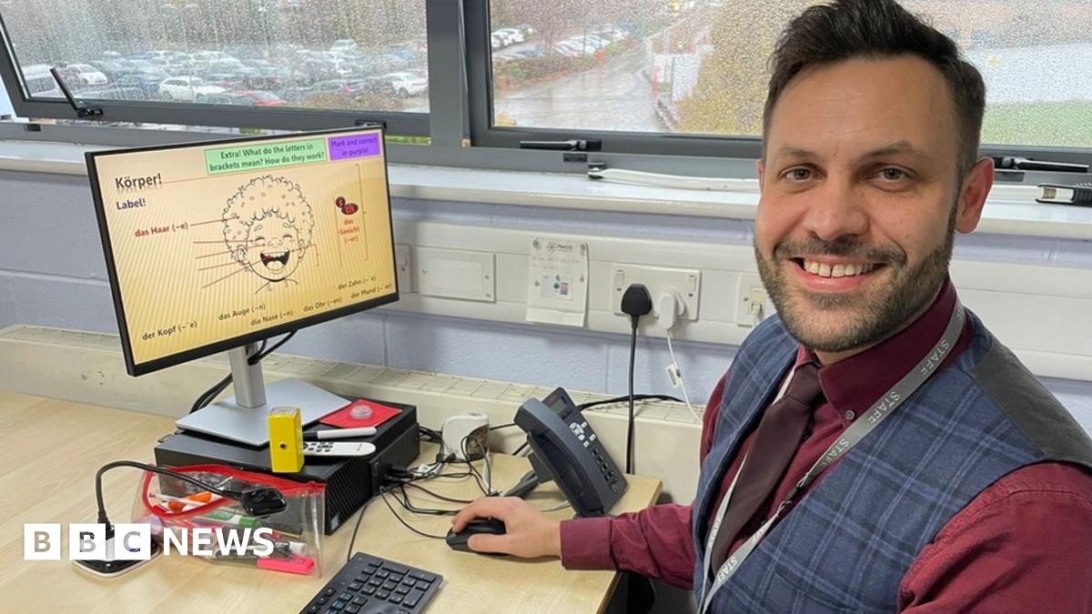 AI helps out time-strapped teachers, says report - BBC News