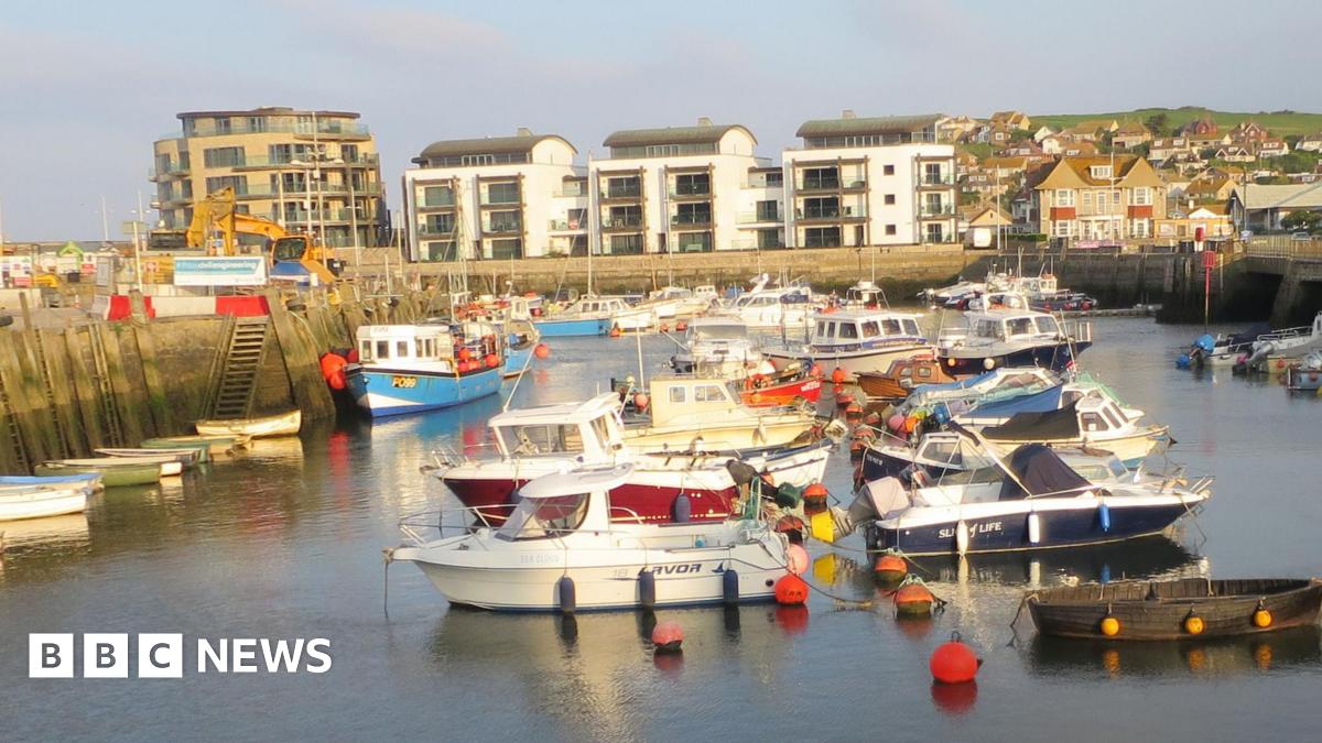 Boat users set for increase in Dorset harbour fees - BBC News