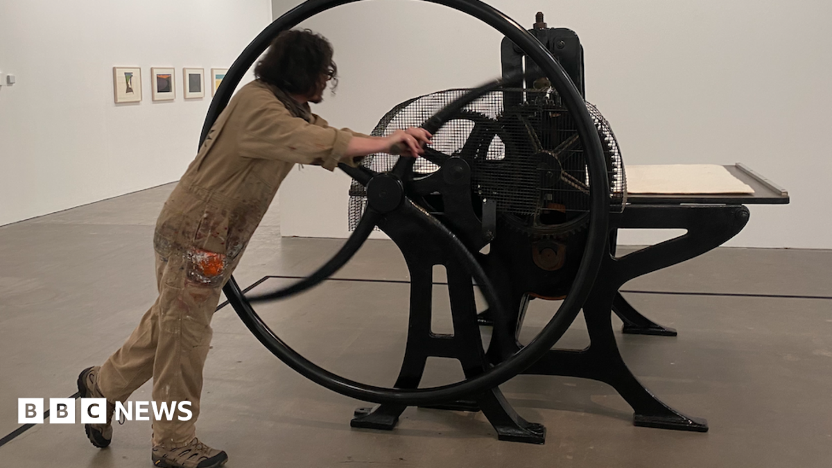 Antique Wolverhampton printing press installed in art gallery - BBC News