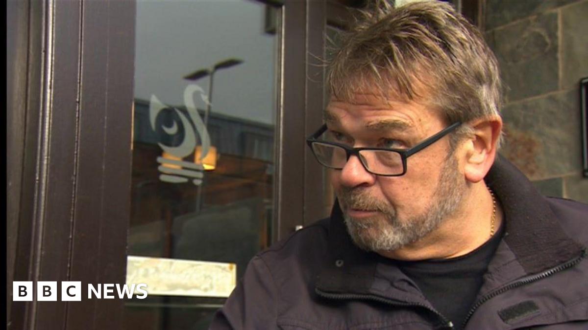 Solihull man's calls to reclaim pavements for pedestrians - BBC News