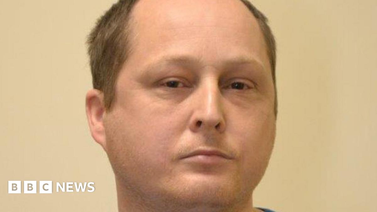 Grimsby extremist Nathan Worrell sent back to jail for phone use - BBC News