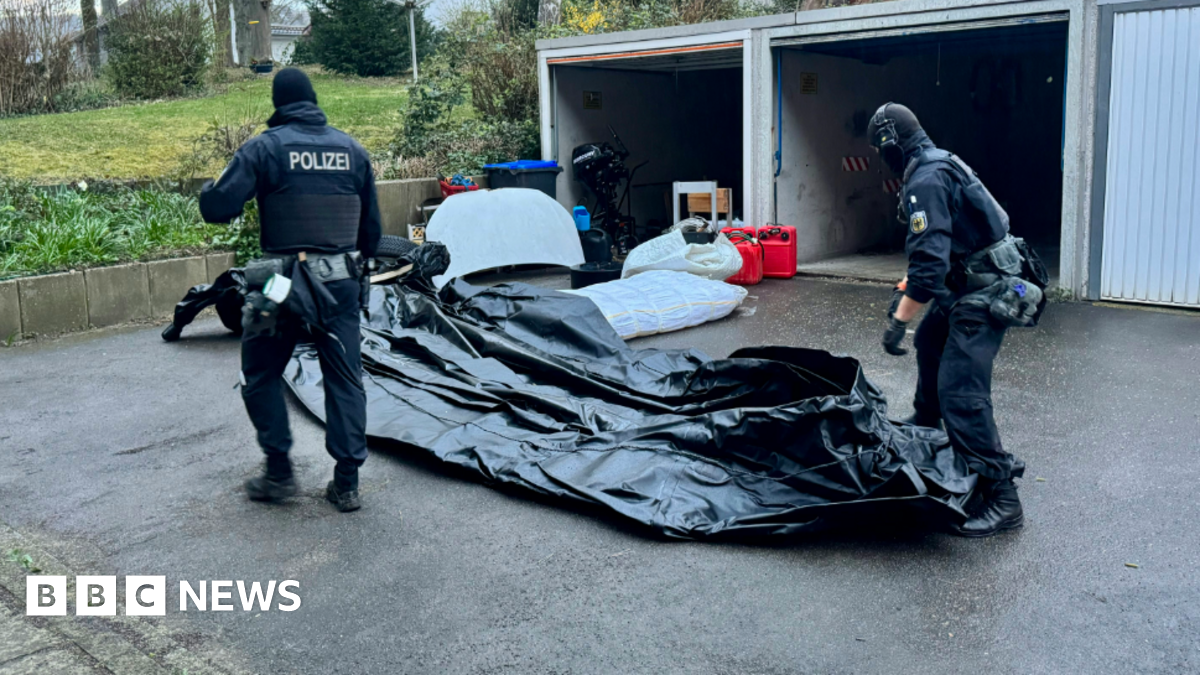 English Channel: Four held in Germany after smuggling gang raids - BBC News