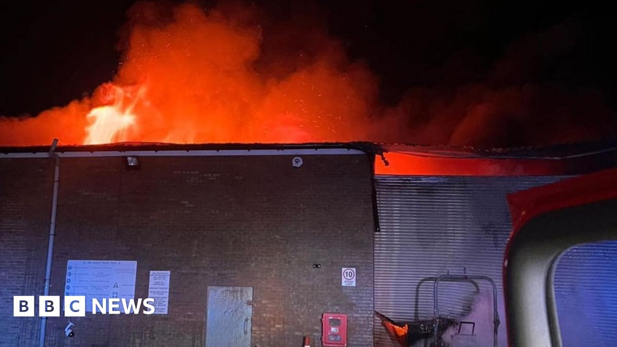 A507 remains partially closed after warehouse fire near Beadlow Manor ...
