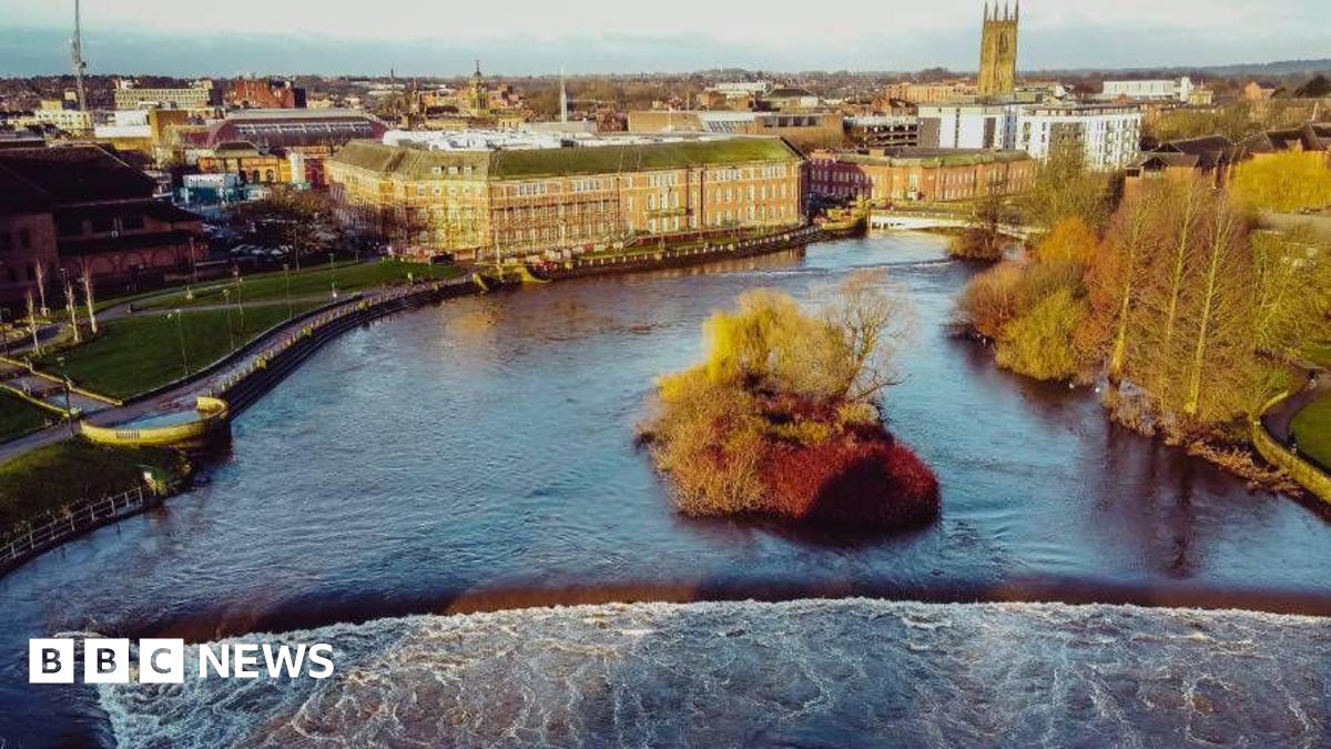 Demolitions and tree felling for Derby flood defence scheme - BBC News