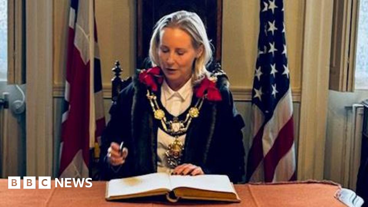 Ripon mayor resigns after departure of council staff - BBC News