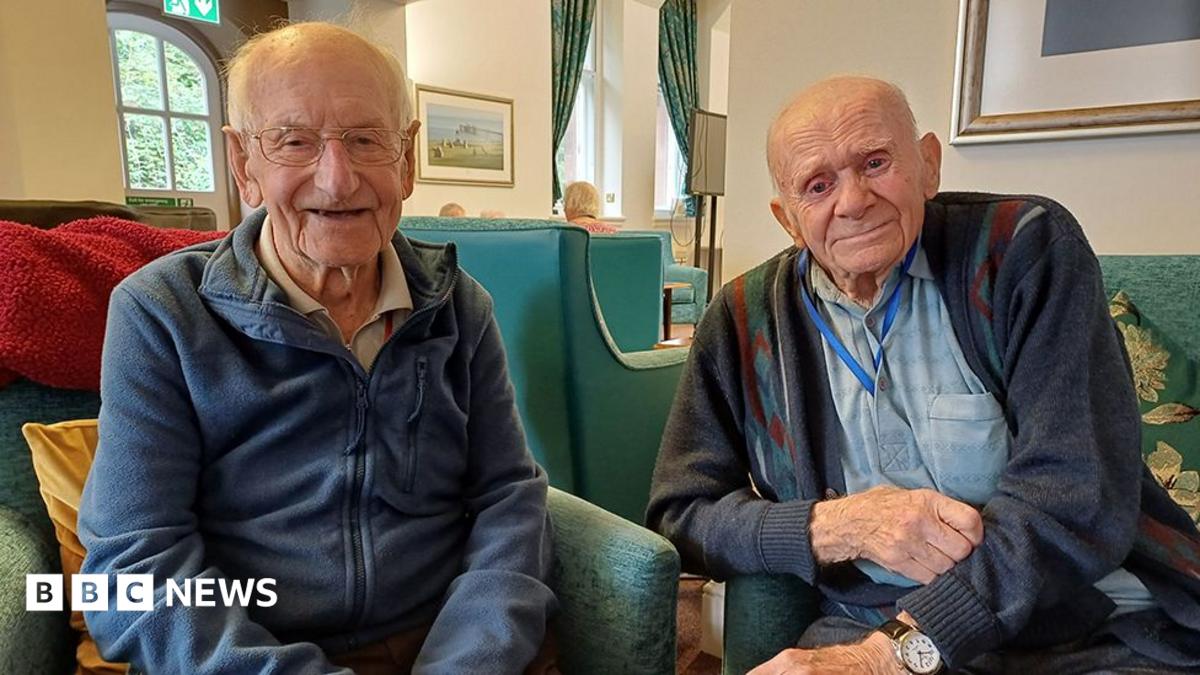 Army pals meet by chance 70 years after serving in Malaya - BBC News