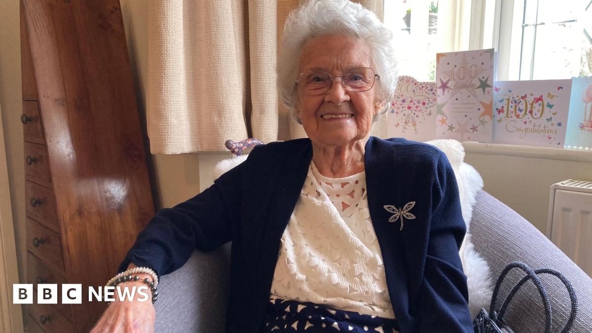 World War Two decoder from Bristol celebrates 100th birthday - BBC News